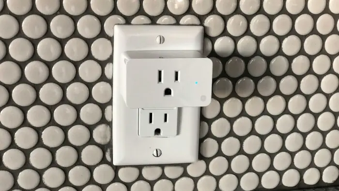 What is the difference between a 2 pin and 3 pin plug?